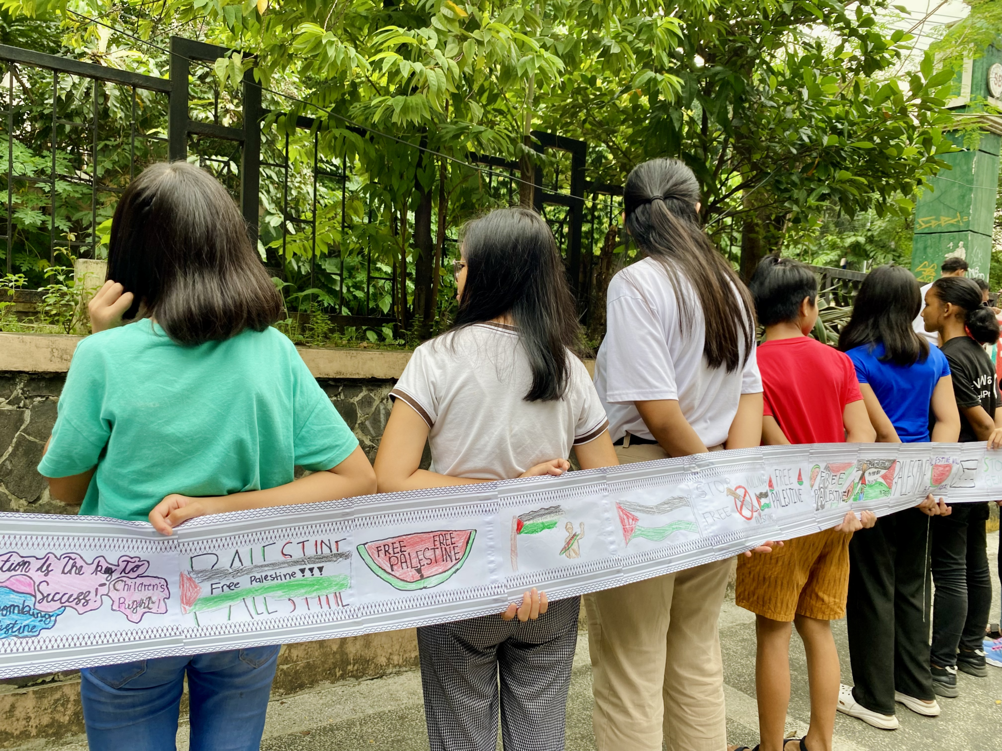 Filipino children stand in solidarity with Palestinian children